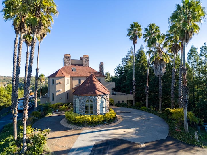 Stay Wild: Hilltop B&b For Summer Wanderers - Healdsburg, CA