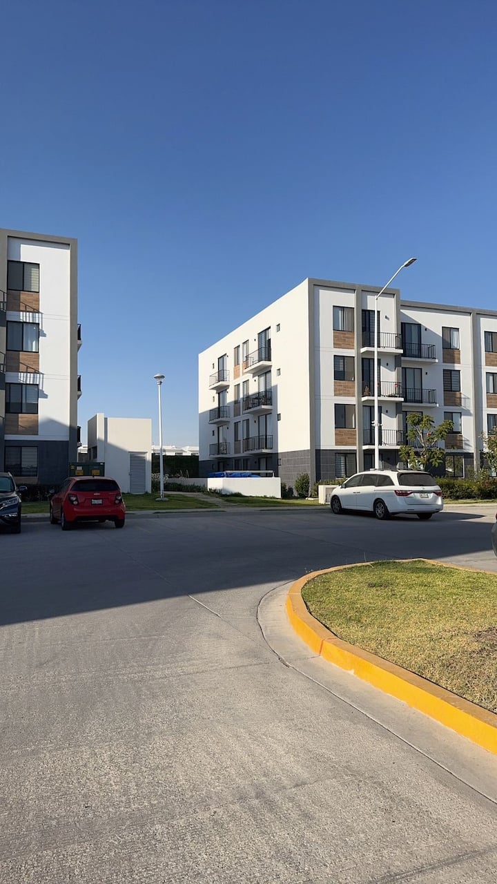 Depa Cerca Del Aeropuerto / Alberca / Parking - León