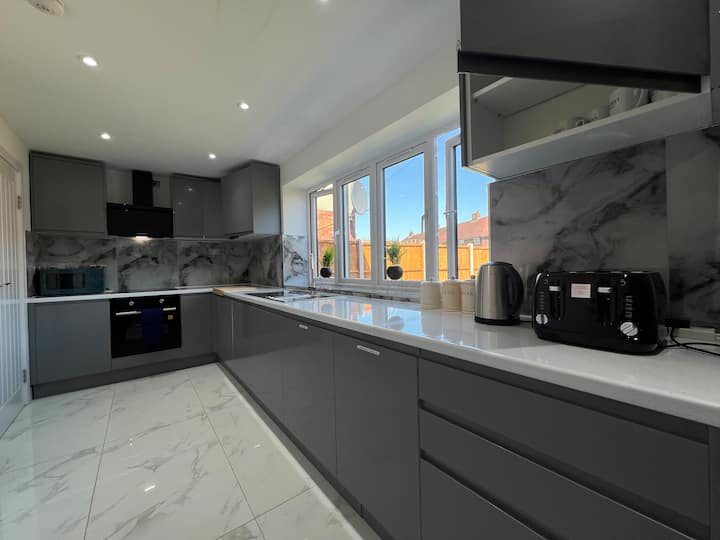 Contractors/free Parking/3 Bed 3 Showers/garden - Enfield, UK