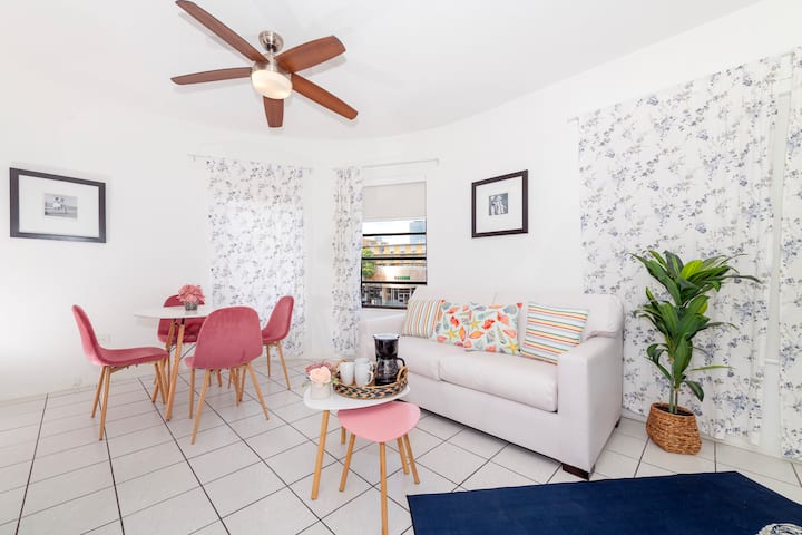 Washingthon Avenue With Kitchen - Miami Beach, FL