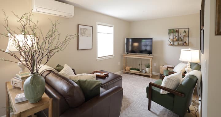 Garden Cottage Upstairs - Walk To Locks & Downtown - Sault Ste. Marie, MI