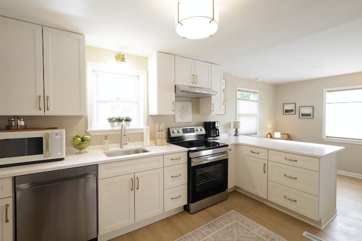 Garden Cottage - Entire Duplex - Sault Ste. Marie, MI