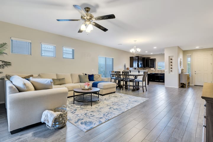 Spacious 4br W/ Pool In Surprise - Surprise, AZ