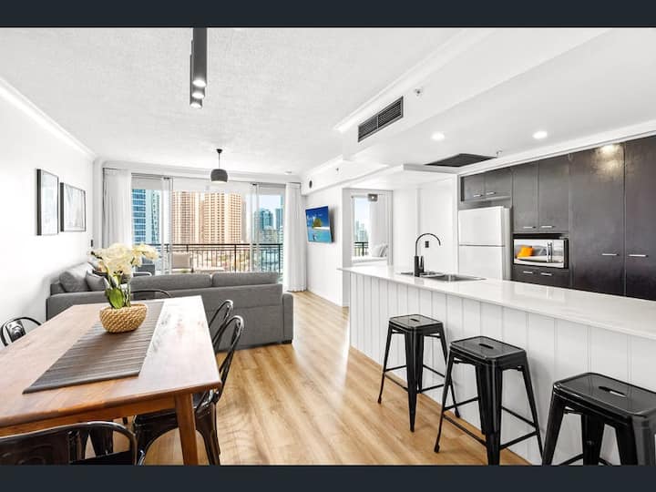 Chevron /3beds / Pool /Parking N Ocean Glimpses - Surfers Paradise