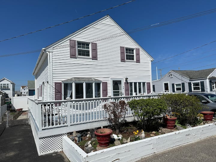 Spacious Beach House; Short Walk To Beach - Hampton, NH