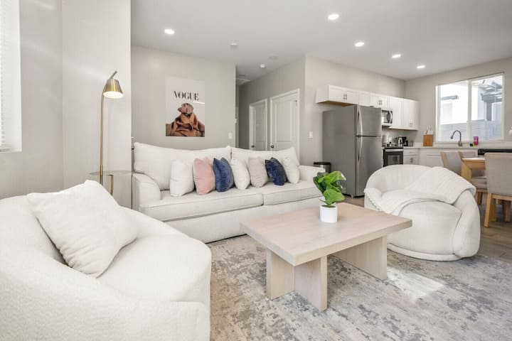 New! Comfy 2b2b Hideaway+ Free Parking - Glendale, AZ