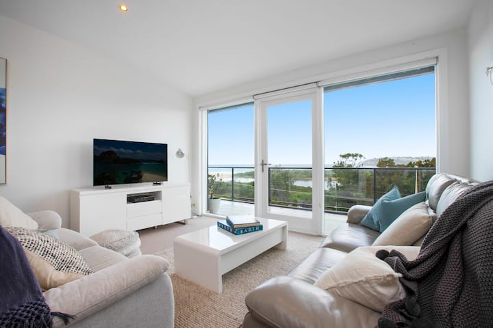 Spacious Oceanview Escape With Pool & Cabana - Collaroy