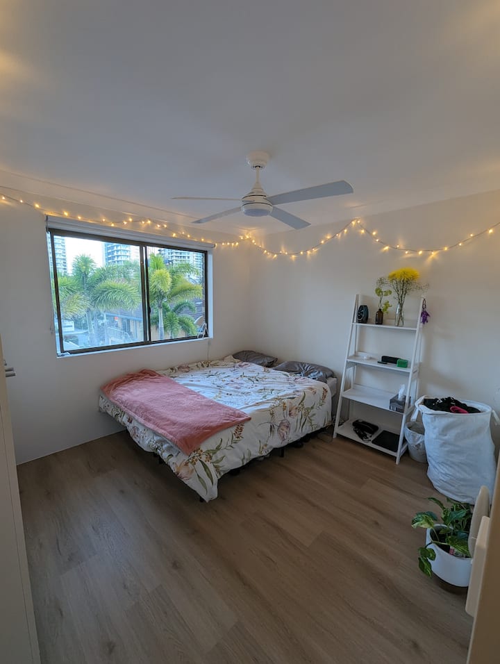 Main Beach Surf House - Surfers Paradise