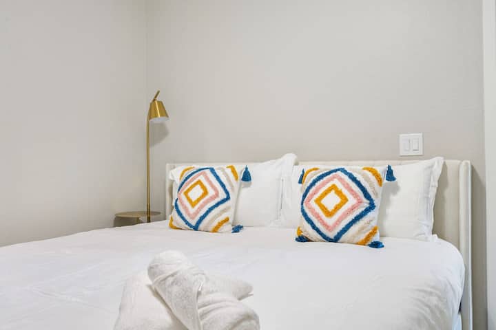 2b2b Getaway | Pool, Comfy Beds & Free Parking - Glendale, AZ