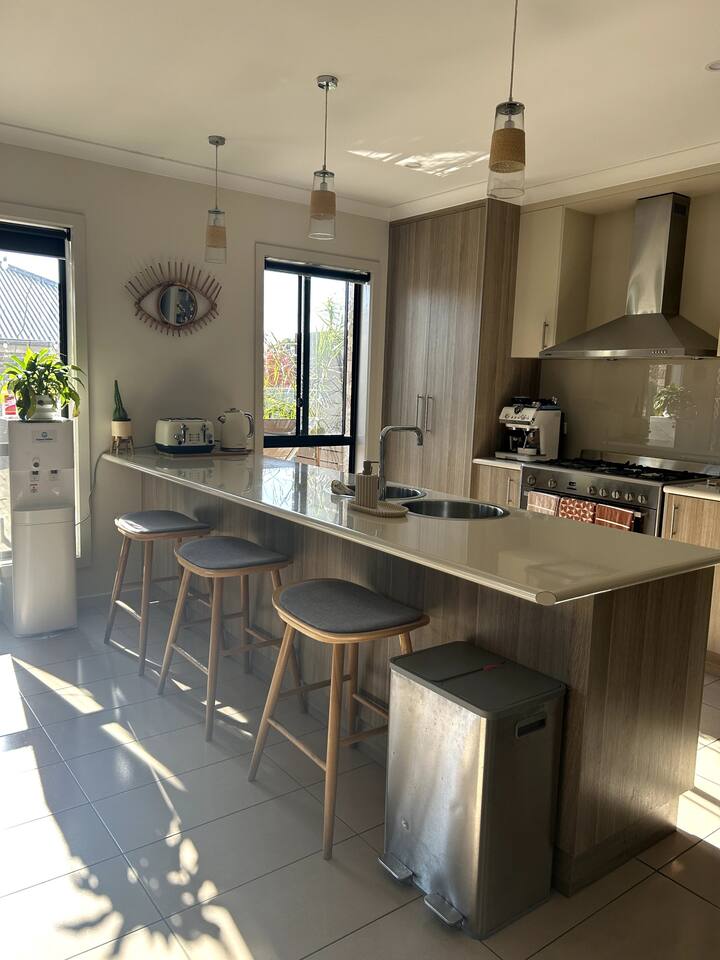 Comfy Room W/ Lounge + Bath - Albury