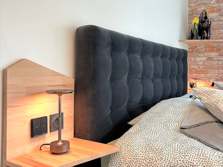Studio Lumineux Style Us – Lit King & Vue D’angle - Noisy-le-Grand