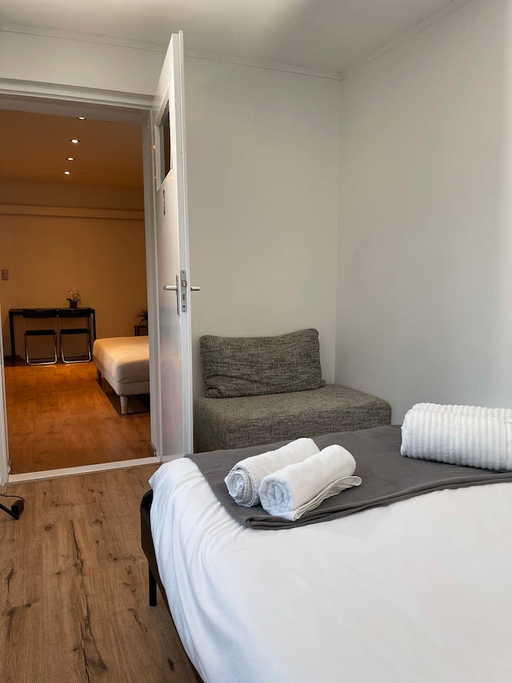 Stylish & Central Retreat With Private Lounge - Zoetermeer