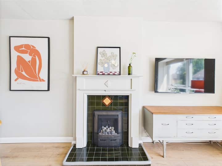 Stylish 2-bed | Garden, Workspace & Free Parking - Nottingham