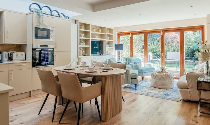 Beautiful Ground Floor Apartment + Private Garden - Waterloo Station - London