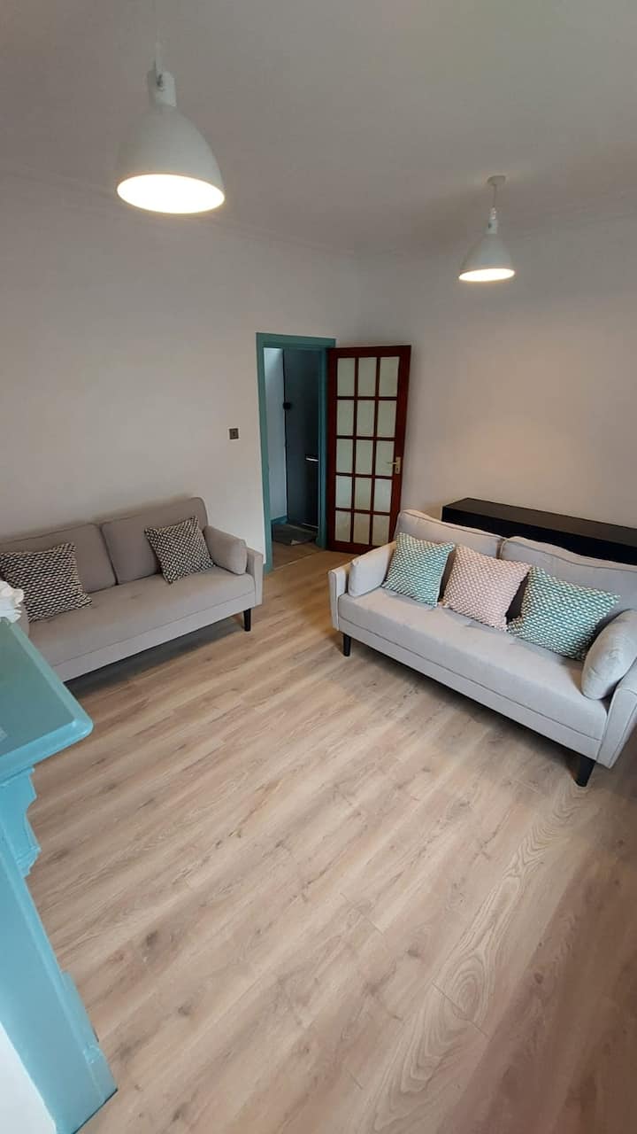 Florence 4 Bedroom House Sleeps 14 - Leeds