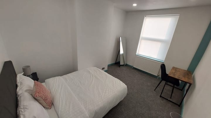 Florence 4 Bedroom House Sleeps 14 - Wetherby