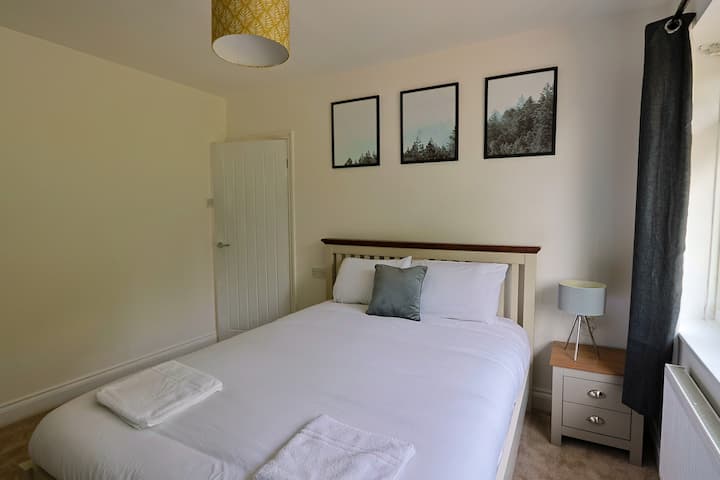 Rudyard House | Stockton Sleeps 8 - Stockton-on-Tees