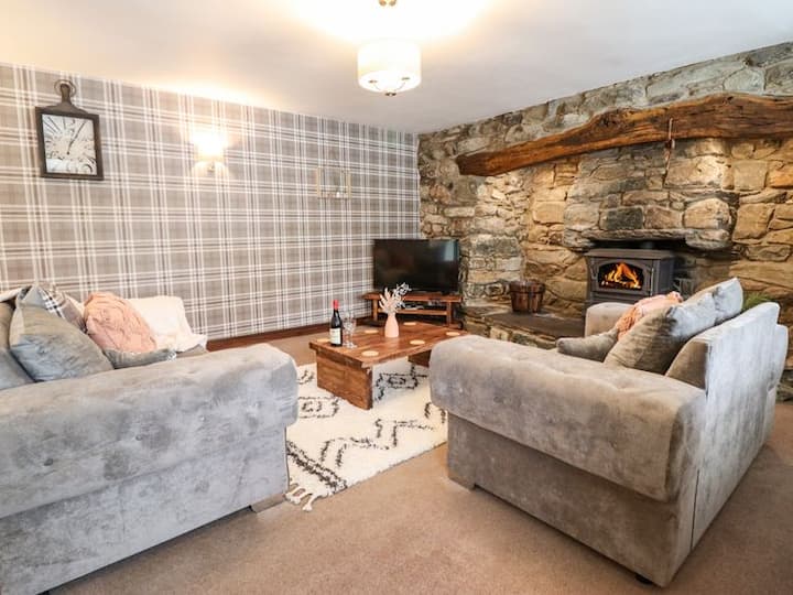 Spacious 4br Home | Family-friendly + Free Parking - Dolgellau