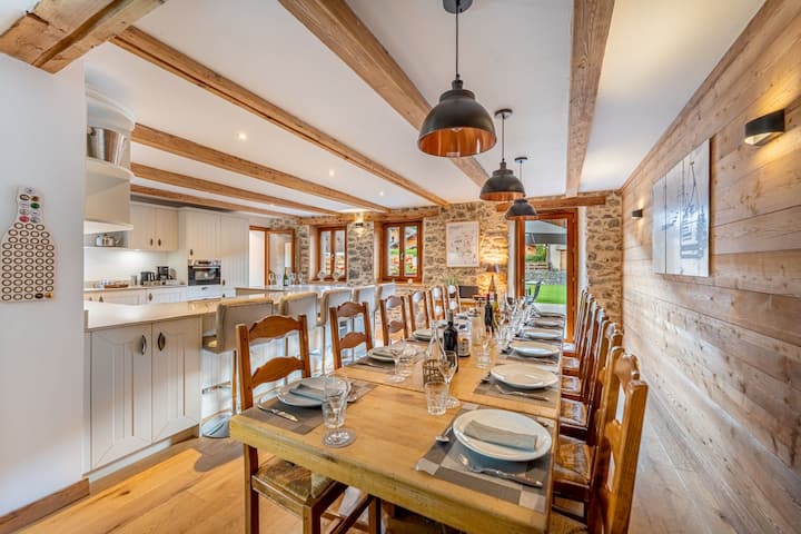 Beautifully Renovated Central Chalet, Hot Tub - Morzine