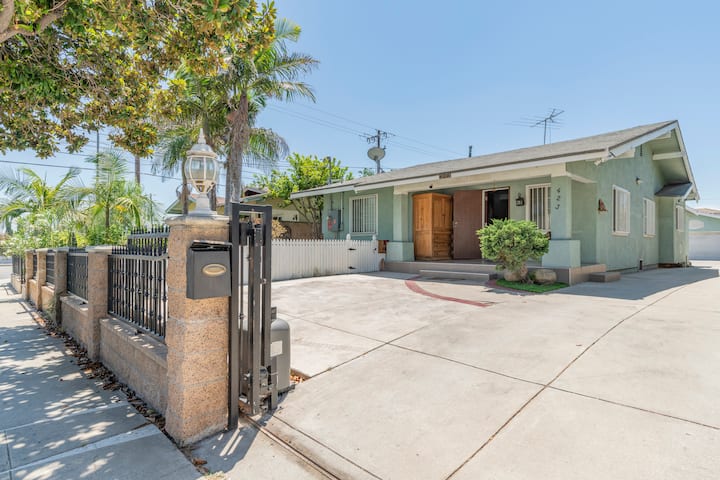 Spacious 7br/5ba Triplex Home + Private Backyard - Pasadena, CA