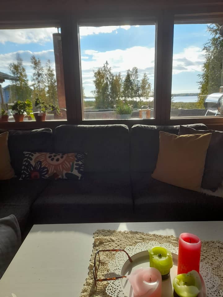 Rauhallinen Merenrantamökki