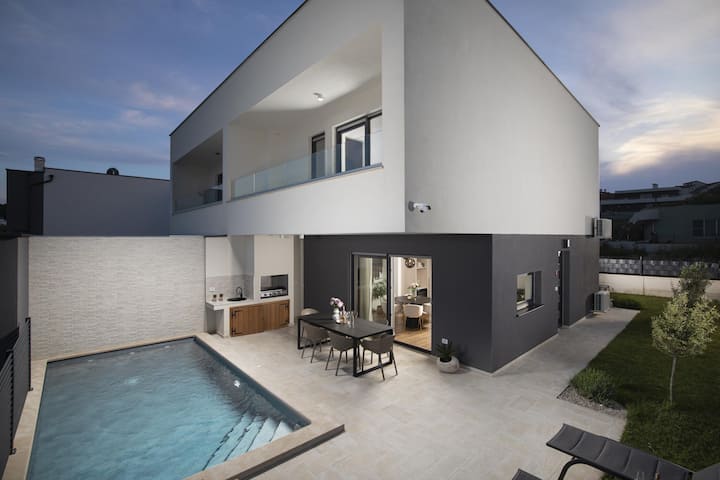 Villa Oasis With Heated Pool - Ližnjan