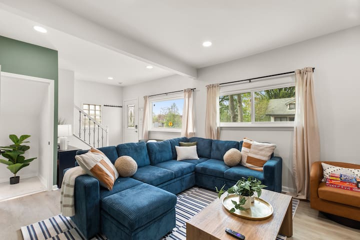 Newly Renovated Family Retreat - Hot Tub - Games - Detroit
