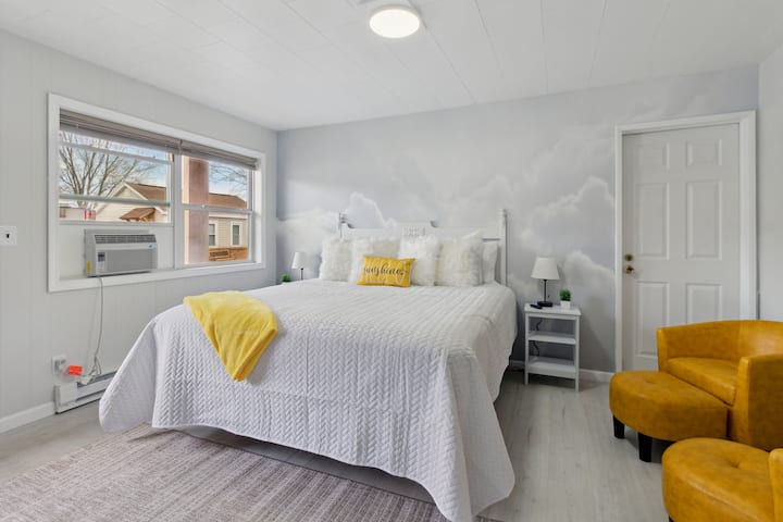 King Room 3 / Arcadia Resort - Arcadia, MI
