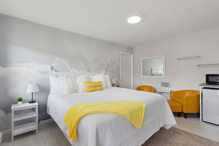 King Room 3 / Arcadia Resort - Arcadia, MI