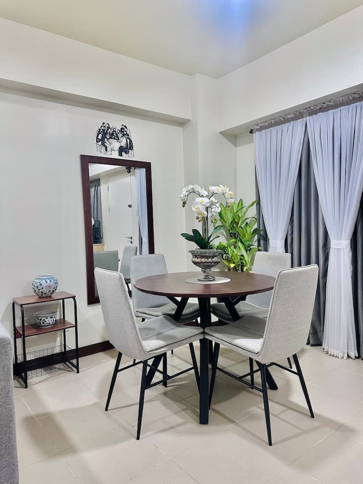 45f 2br Kapitolyo | Wake Up Above The City - Pasig