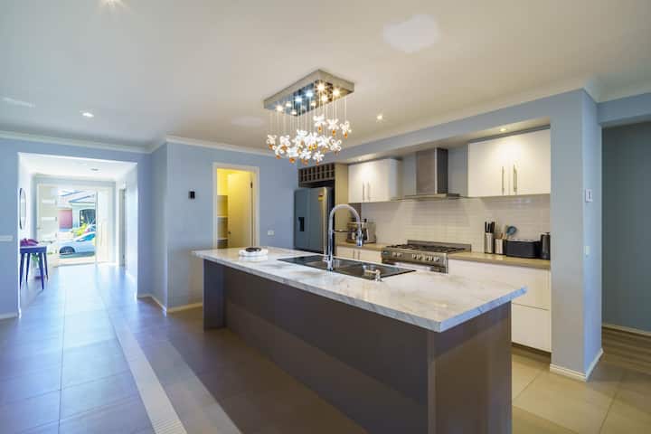 Modern 4br Family Home In Tarneit Spacious Retreat - Werribee