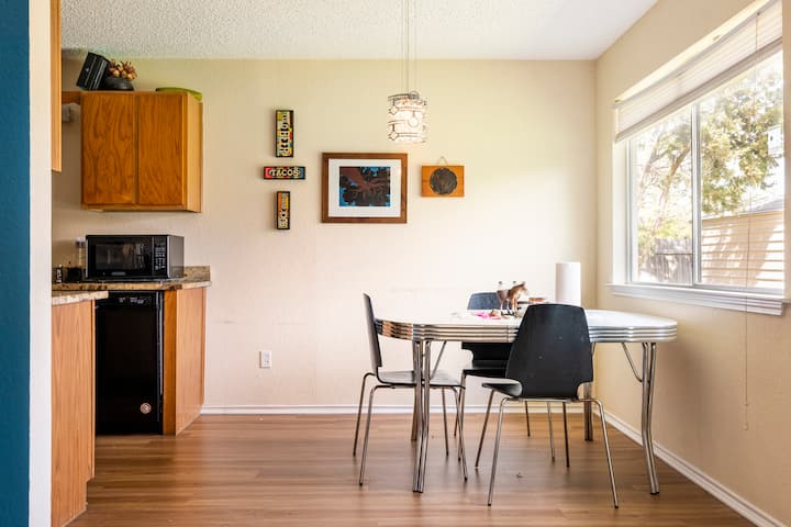 Comfortable And Spacious, Primary Bedroom & Bath - Austin, TX