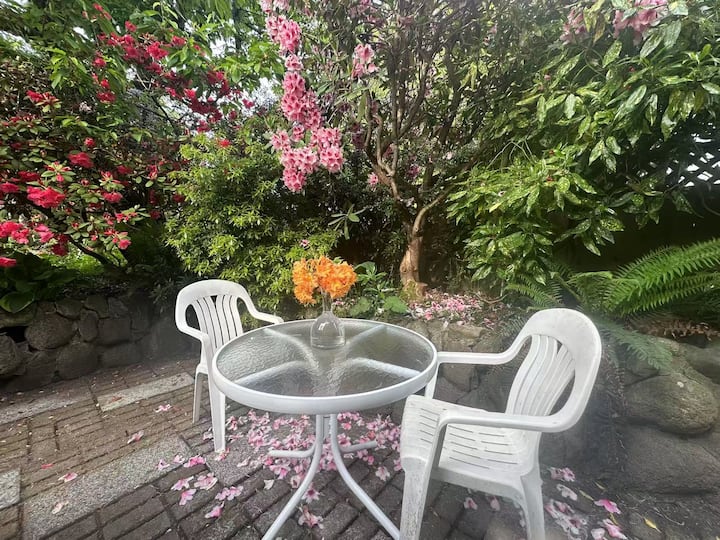 A Picturesque Home Surrounded By Flowers Room 8 - Vancouver