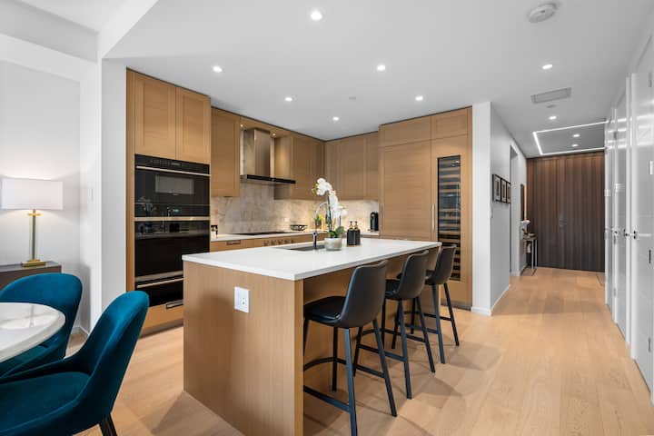 Ultra Luxury | Patio W/ Fire | Bbq | Gym | Parking - West Vancouver