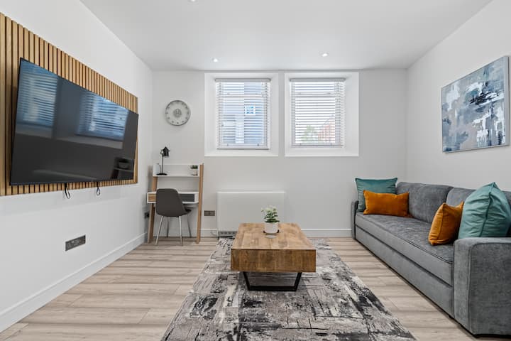 The Nook 2 Min From Station | Free Parking | Cosy - Swindon