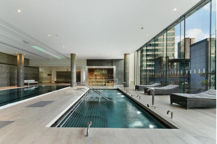 Modern 1-bed Canary Wharf Flat ~ Gym & Pool - London
