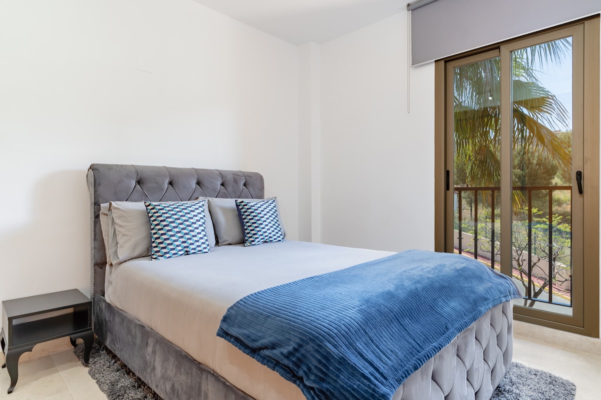 Attico con 2 camere da letto, vista sul mare e piscina riscaldata ...