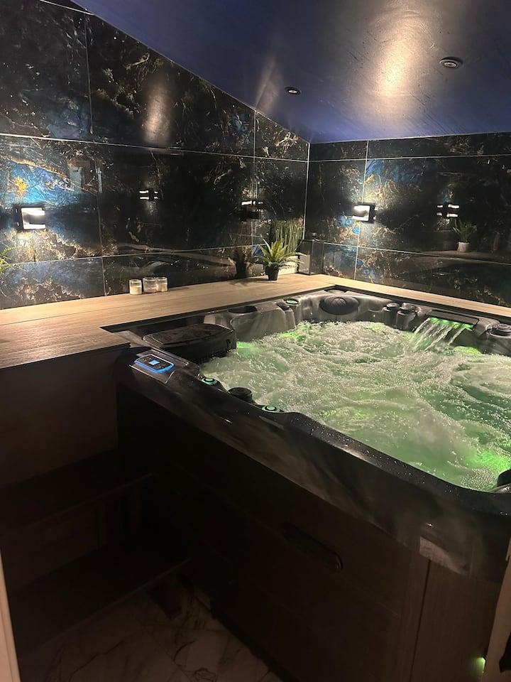 Jacuzzi Retreat Watford – 6 Pax - Watford