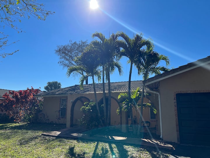Cozy Family Retreat Lots Of Amenities Close To All - Coral Springs, FL