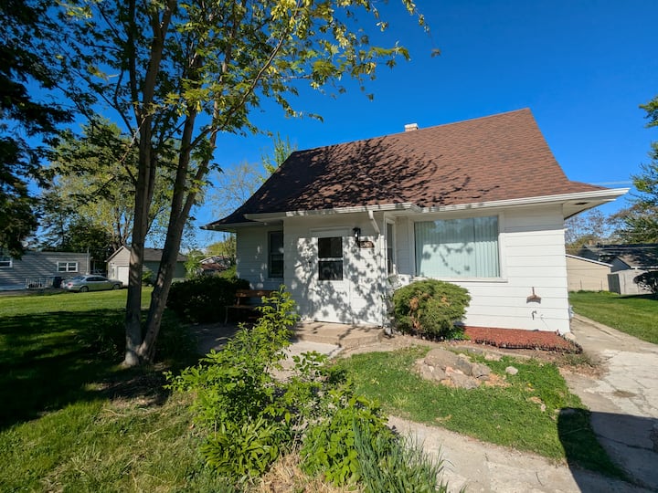 Spacious 5-bedroom House Near Naval Base& Sixflags - Waukegan, IL