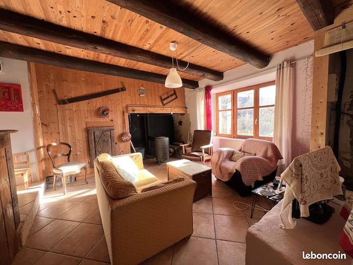 Les Estables Belle Maison Typique Du Mezenc - Les Estables