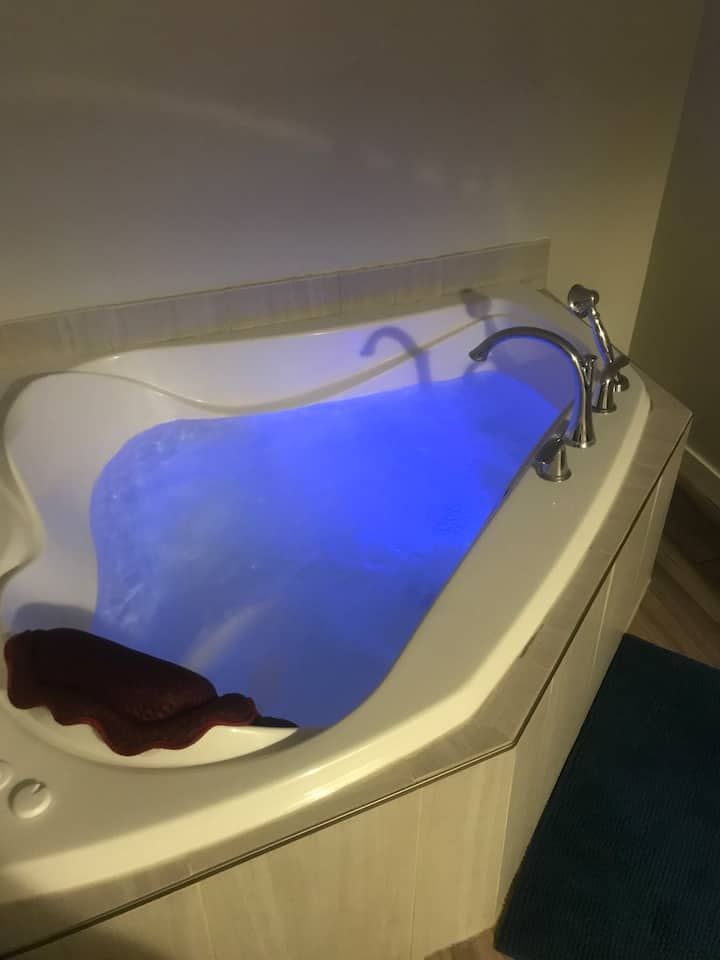 Cozy Basement Suite W/jacuzzi - Saskatoon