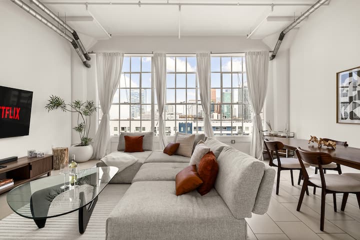 *New* Dtla Chic Loft: Skyline Views & Rooftop Pool - Los Angeles, CA