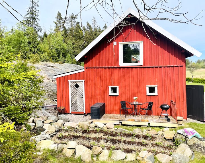 Naturnära Stuga Med Elbilsladdare, Egen Uteplats - Trollhättan