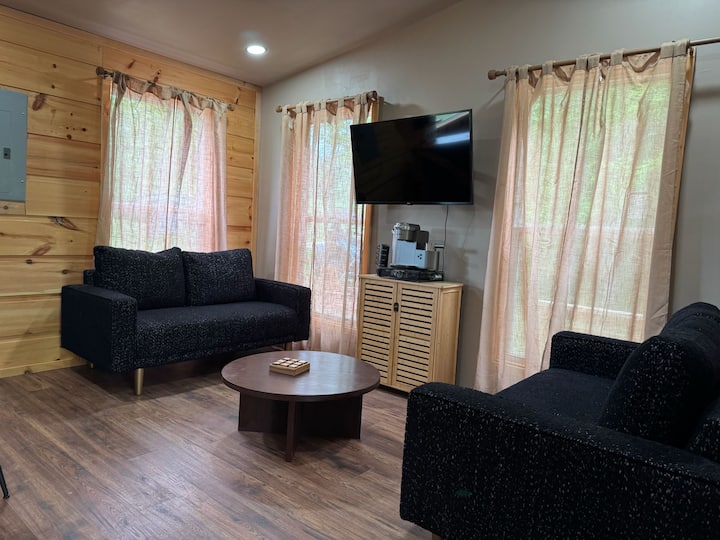 Eagle's Nest | Jacuzzi | Pet Friendly | Mtn Views - North Carolina