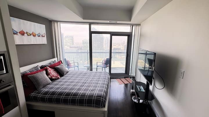 Skyline Studio | Union Station & Cn Tower Views - Toronto