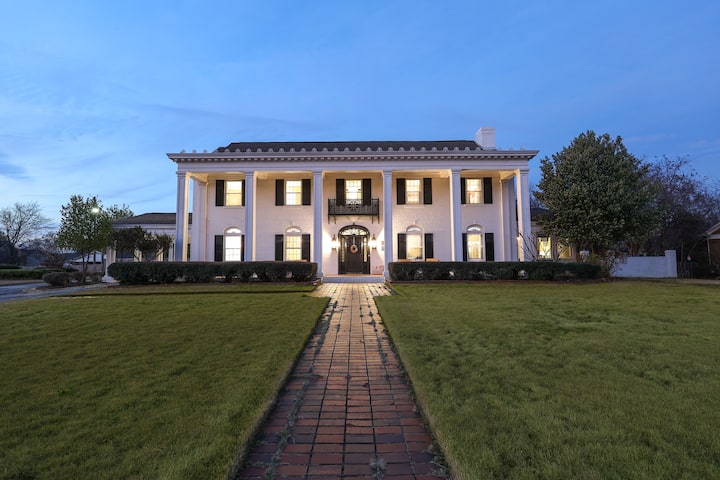 Backyard Oasis King Guest Room - Tuscaloosa, AL