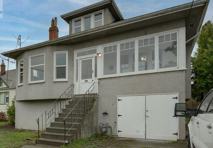 Cozy Private Bedroom + Living Space - Saanich