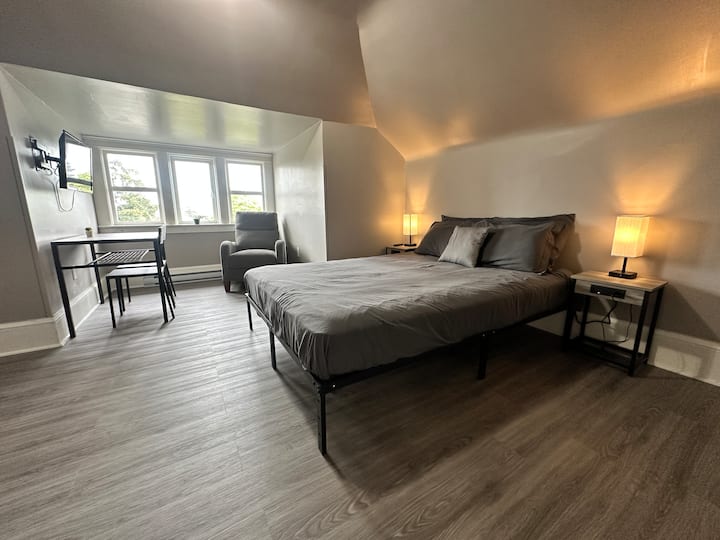 Bright 1br Loft W/ Kitchenette - Victoria