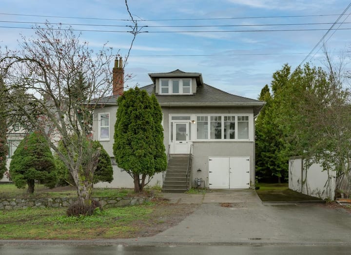 Private Bedroom + Living Space - Victoria